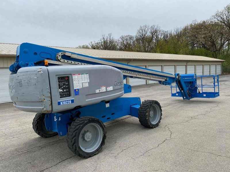 Genie S40: Specs, Dimensions, Platform, Engine, Capacities, Operational